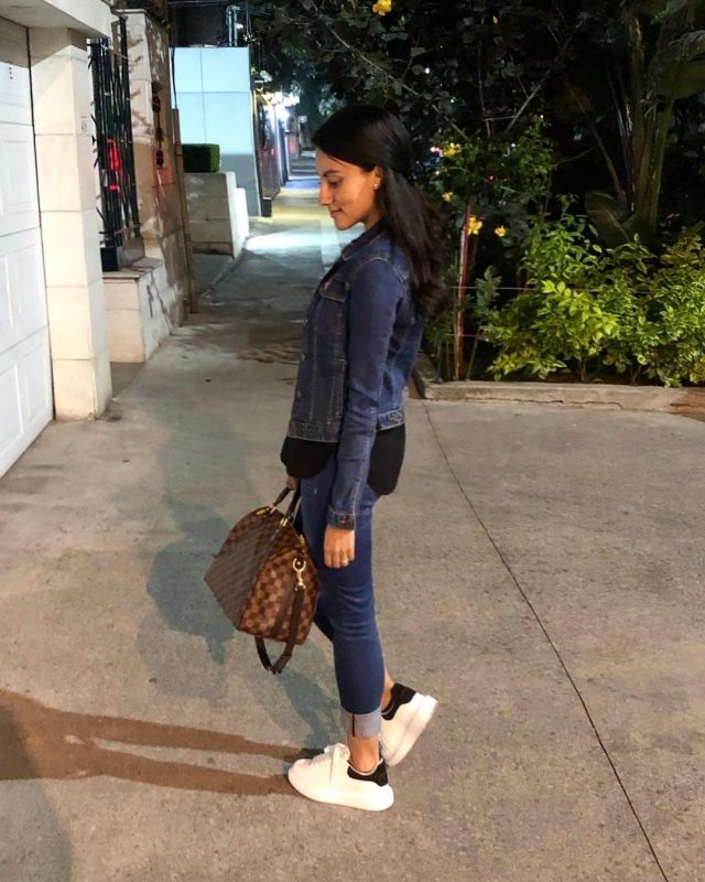 26 образов с белыми женскими кедами Alexander McQueen