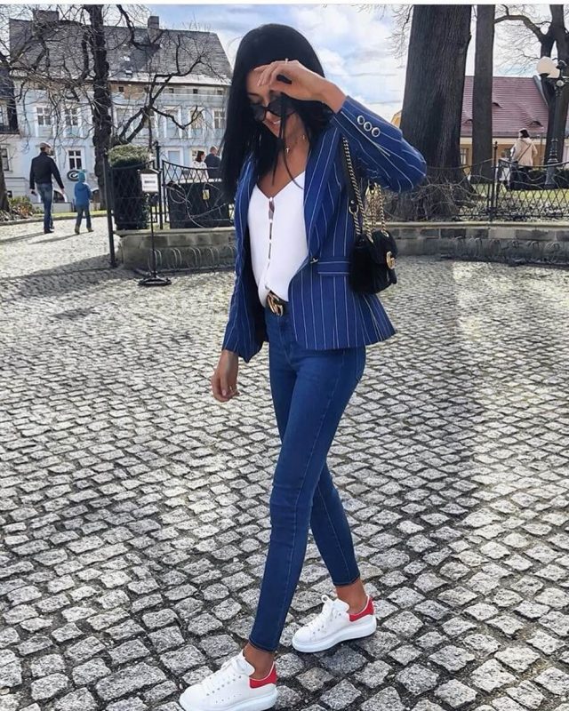 26 образов с белыми женскими кедами Alexander McQueen