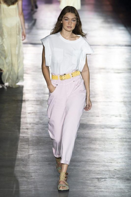 Модный гардероб для женщин 30 лет на лето 2024 + 40 фото